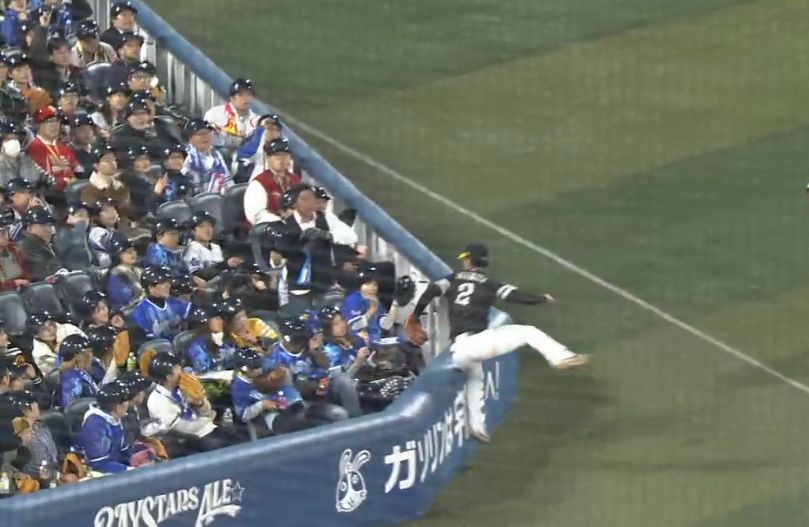 今宮が客席に飛び込みながらキャッチ！ ハイライト動画 【SMBC日本シリーズ2017 第4戦】 | プロ野球 | BASEBALL GATE