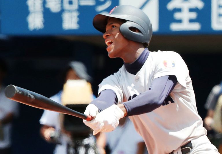 人懐こいハーフは規格外のパワーの持ち主 万波中正（横浜） | 高校野球 | BASEBALL GATE